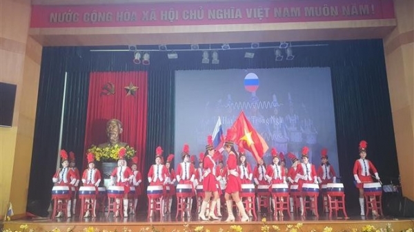 Kỷ niệm 105 năm Cách mạng tháng Mười Nga: Ấm áp Liên hoan văn nghệ Tình khúc Bạch Dương 2022