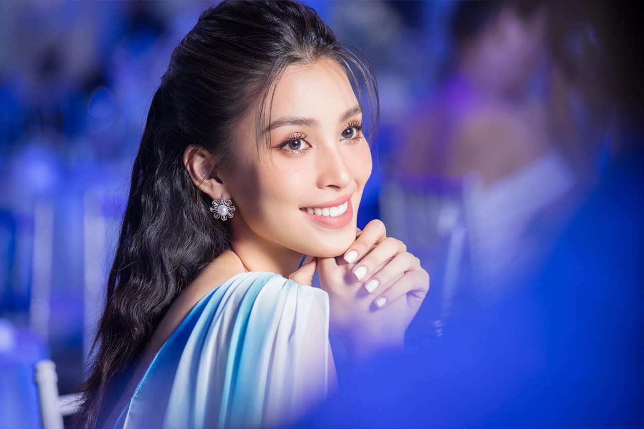 Khi Hoa Hậu Tiểu Vy Khoe đường Cong Hút Mắt