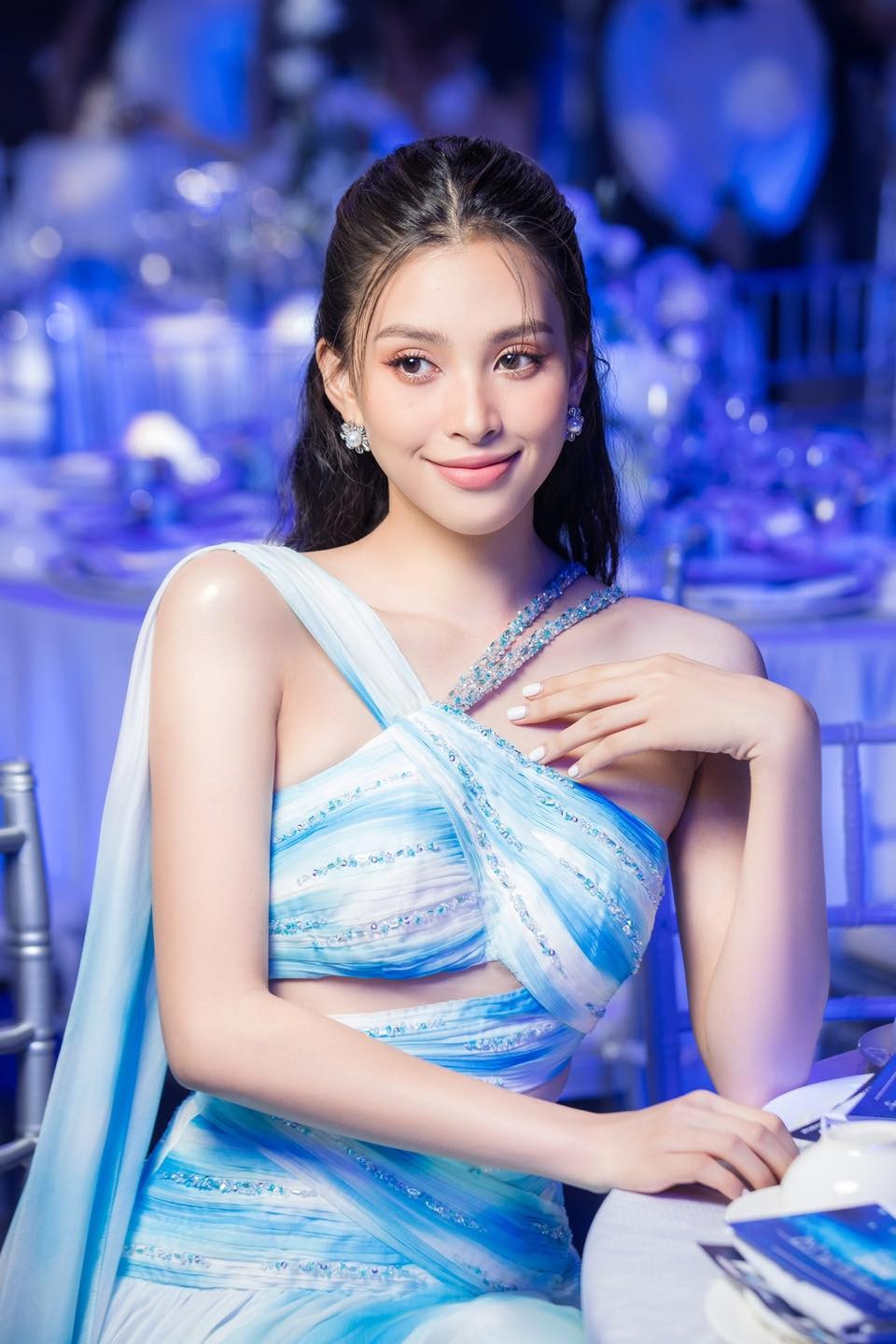 Khi Hoa Hậu Tiểu Vy Khoe đường Cong Hút Mắt