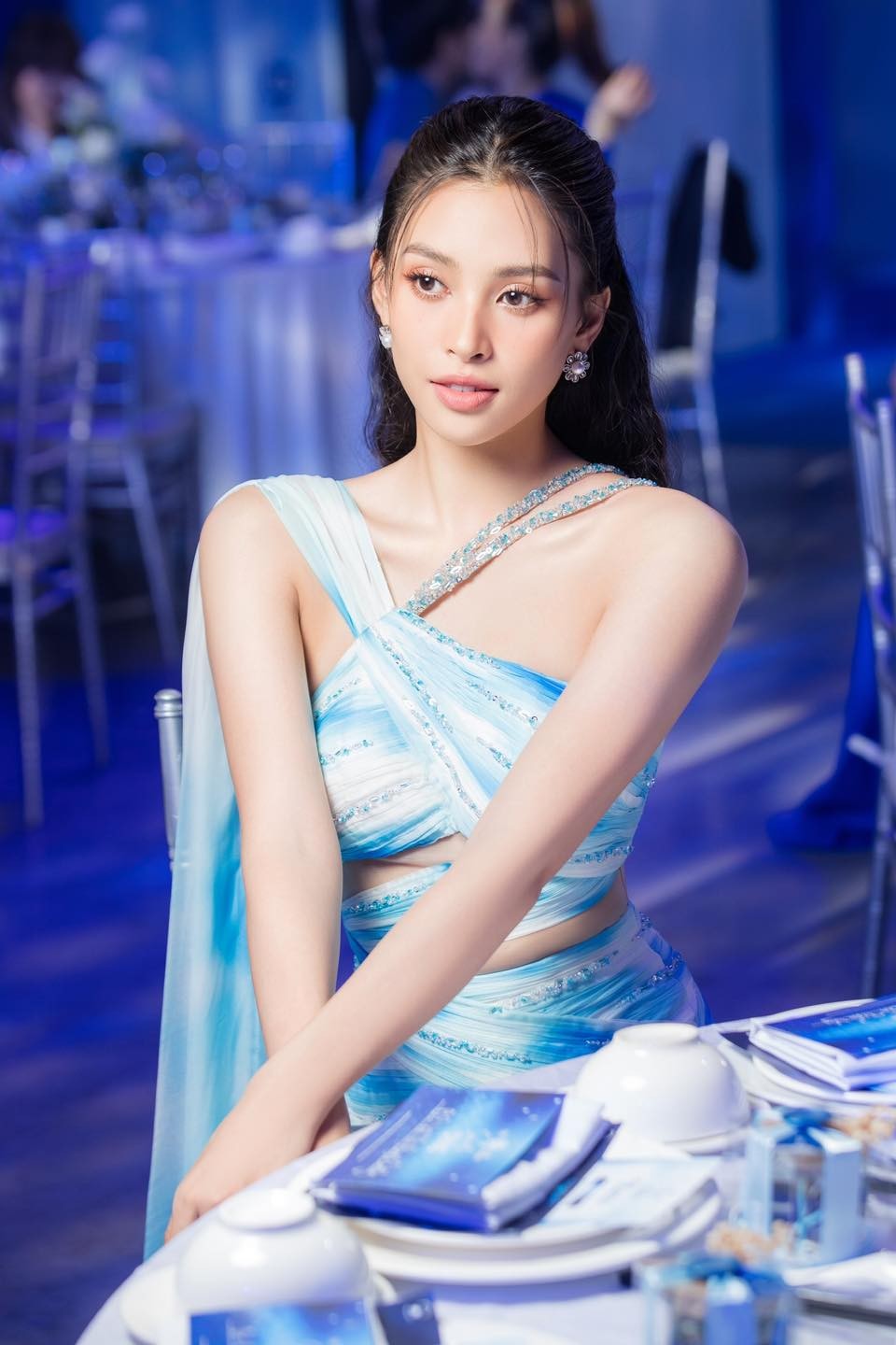 Khi Hoa Hậu Tiểu Vy Khoe đường Cong Hút Mắt