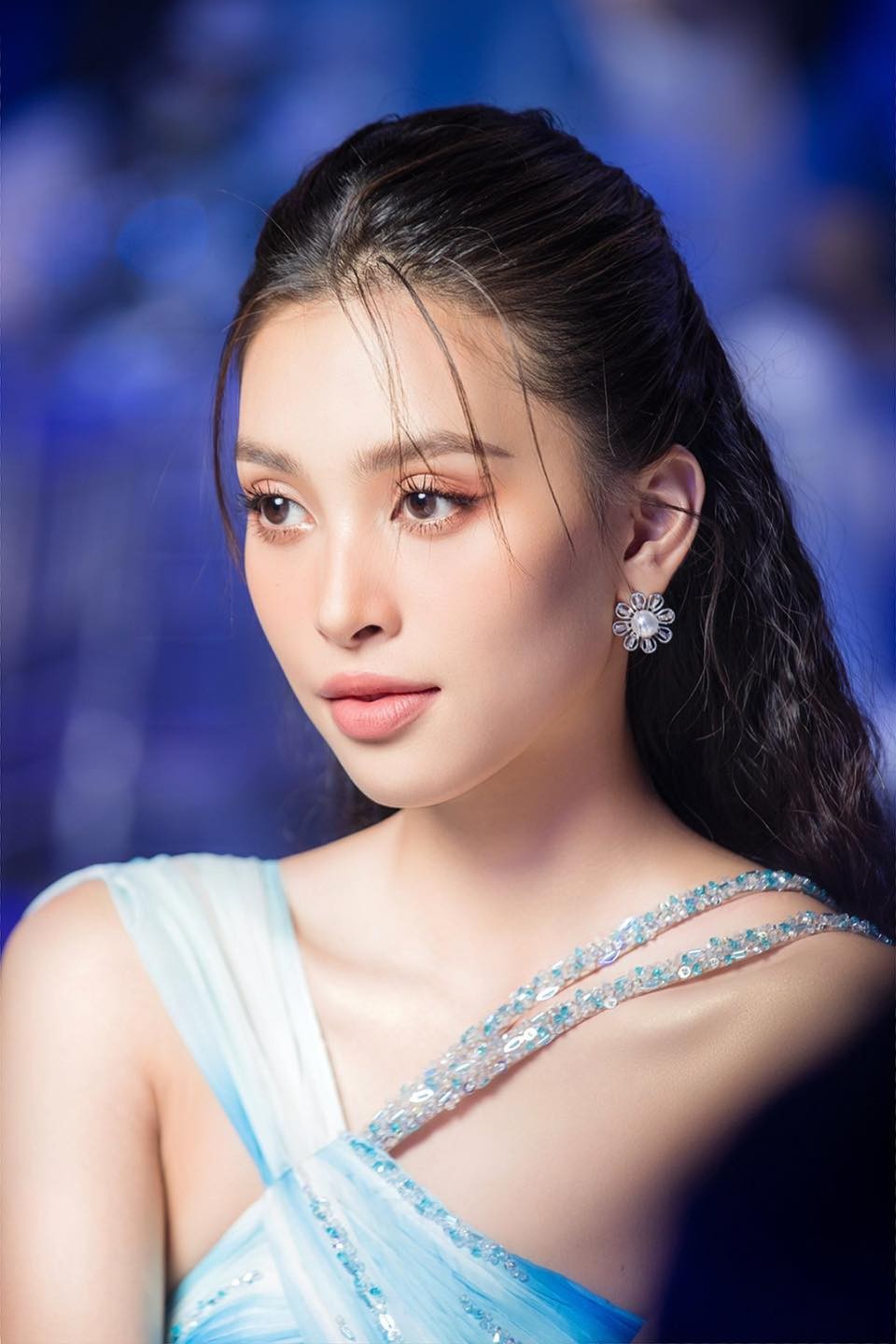 Khi Hoa Hậu Tiểu Vy Khoe đường Cong Hút Mắt