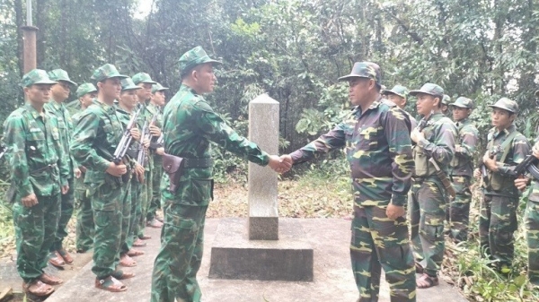 Vietnam, Laos border guards conduct joint patrol