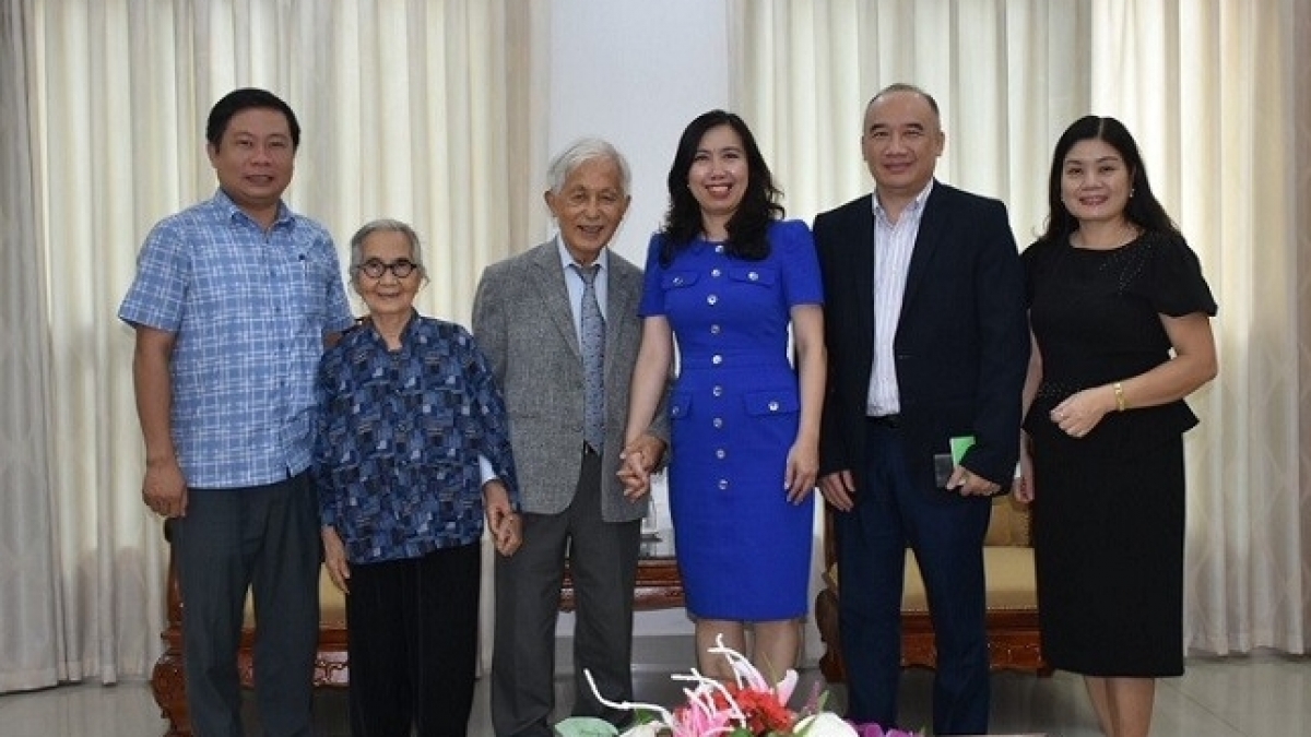 Thứ trưởng Lê Thị Thu Hằng chúc mừng hai Giáo sư kiều bào được thăng hạng Huân chương Bắc đẩu ...