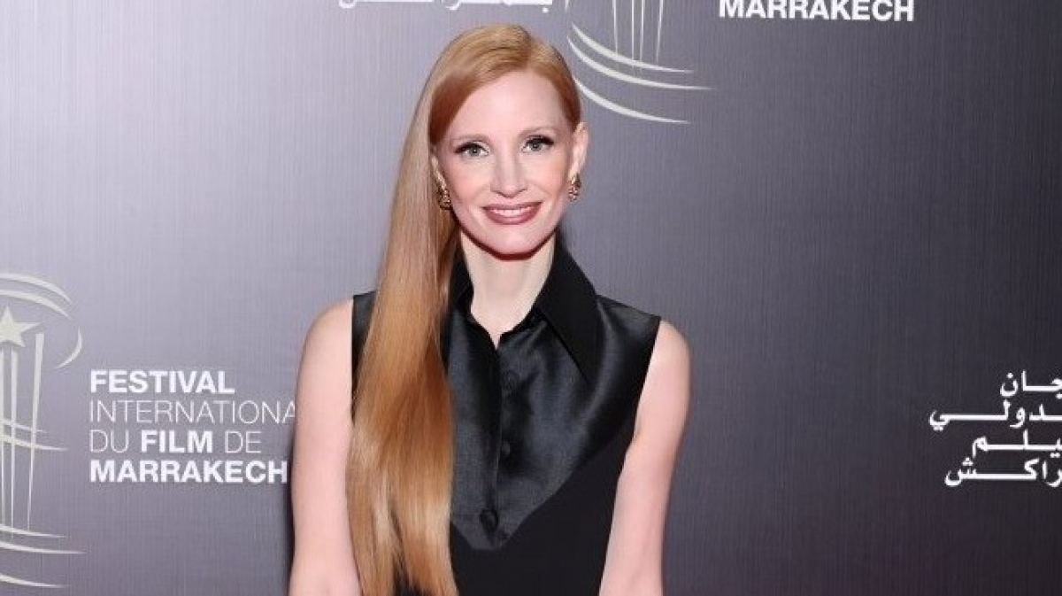 Đổi phong cách với đầm NTK Công Trí, diễn viên Jessica Chastain được ...
