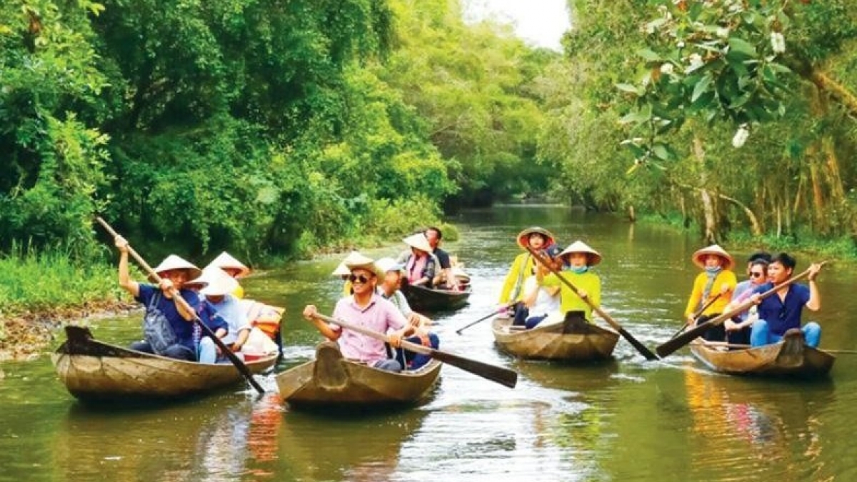 Visiting Dong Thap for fishing, admiring lotus field