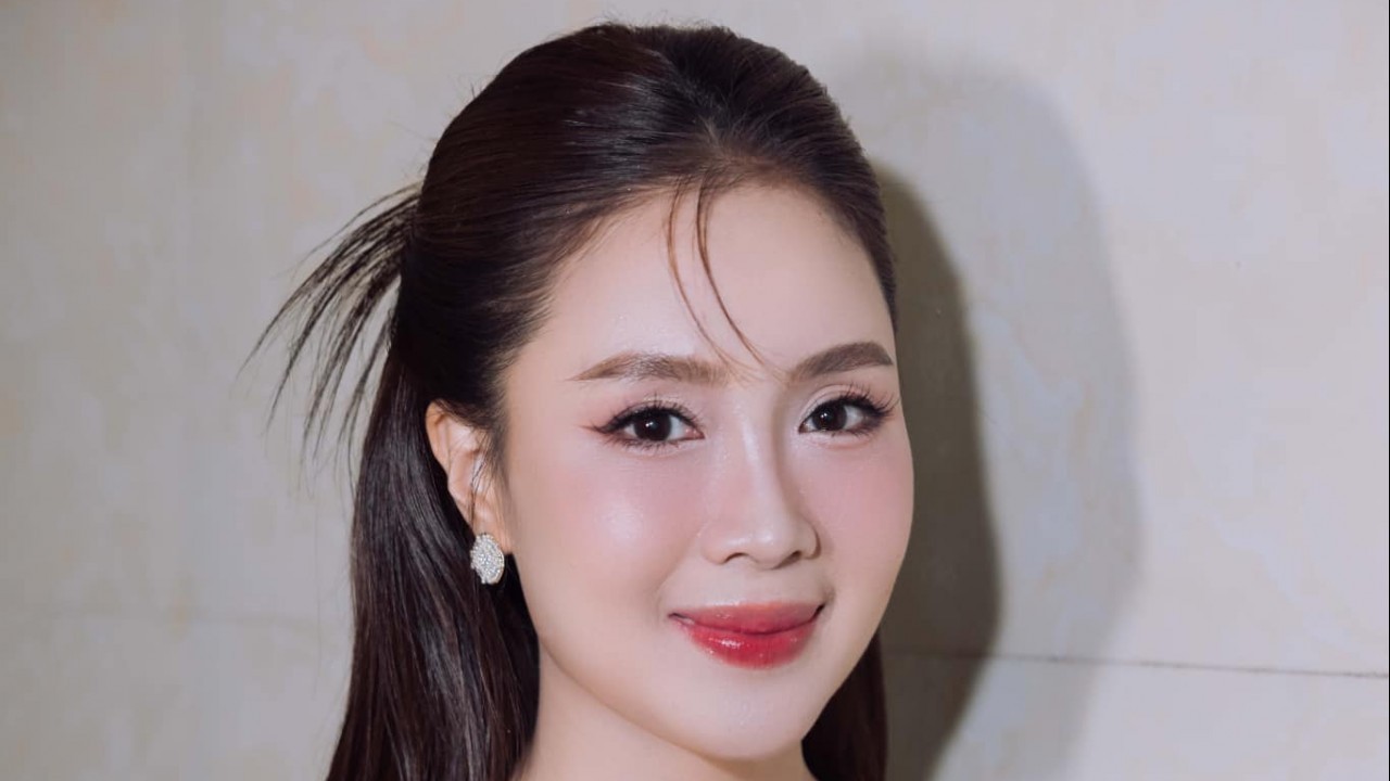 Diễn viên Hồng Diễm khoe nhan sắc tươi mới