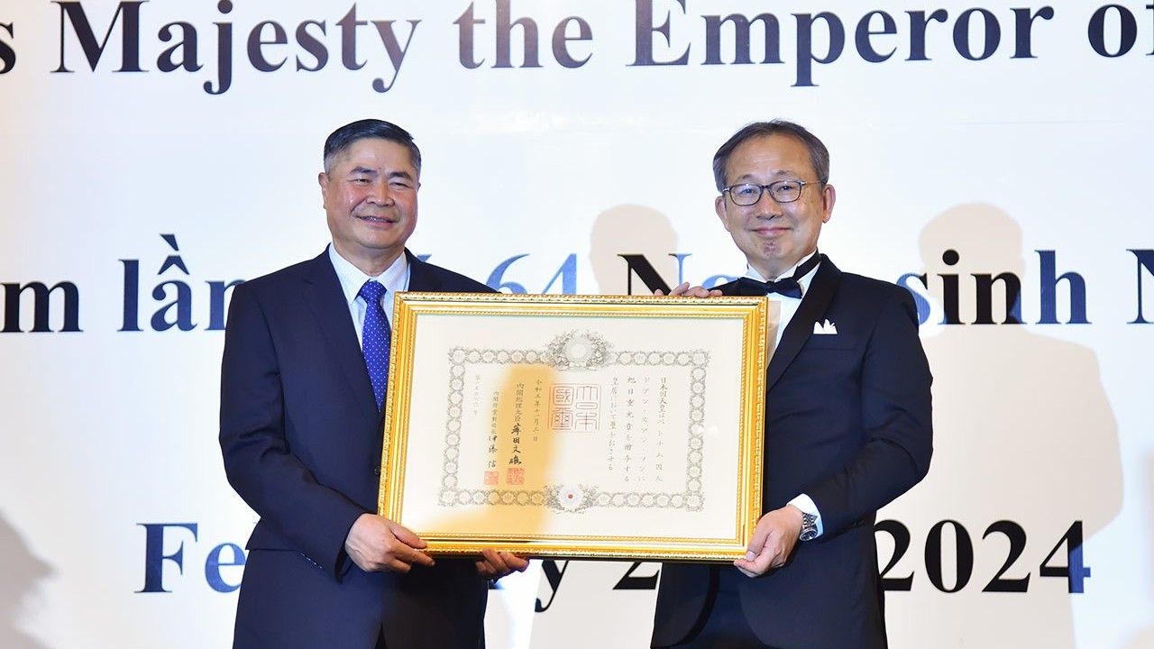 Đại sứ Đoàn Xuân Hưng nhận Huân chương Mặt trời mọc của Chính phủ Nhật Bản