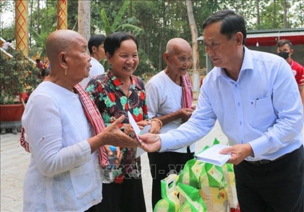 Poor Khmer households in An Giang given gifts on Chol Chunam Thay Festival