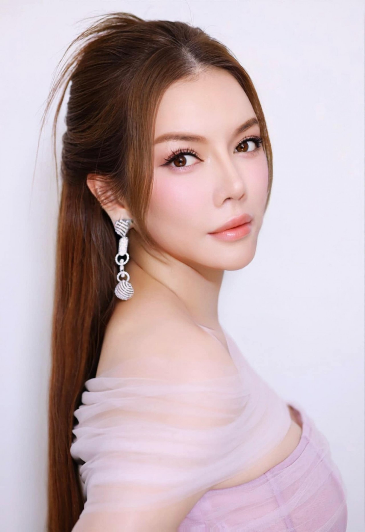 Xao Xuyến Trước Nhan Sắc Trẻ Trung Của Diễn Viên Lý Nhã Kỳ