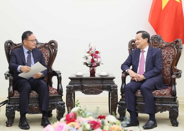 Deputy PM Le Minh Khai hosts Lao Finance Minister Santiphab Phomevihane