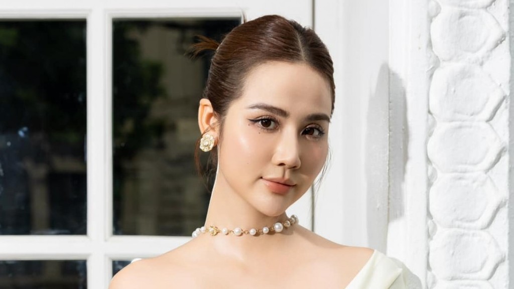 Ngắm diễn viên Phan Minh Huyền gợi cảm ở tuổi 34