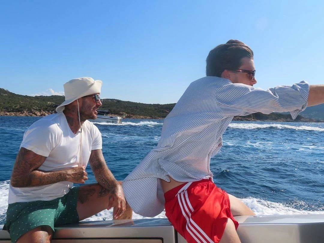 Hình ảnh cặp vợ chồng cựu danh thủ David Beckham và 3 con nghỉ Hè ở Pháp