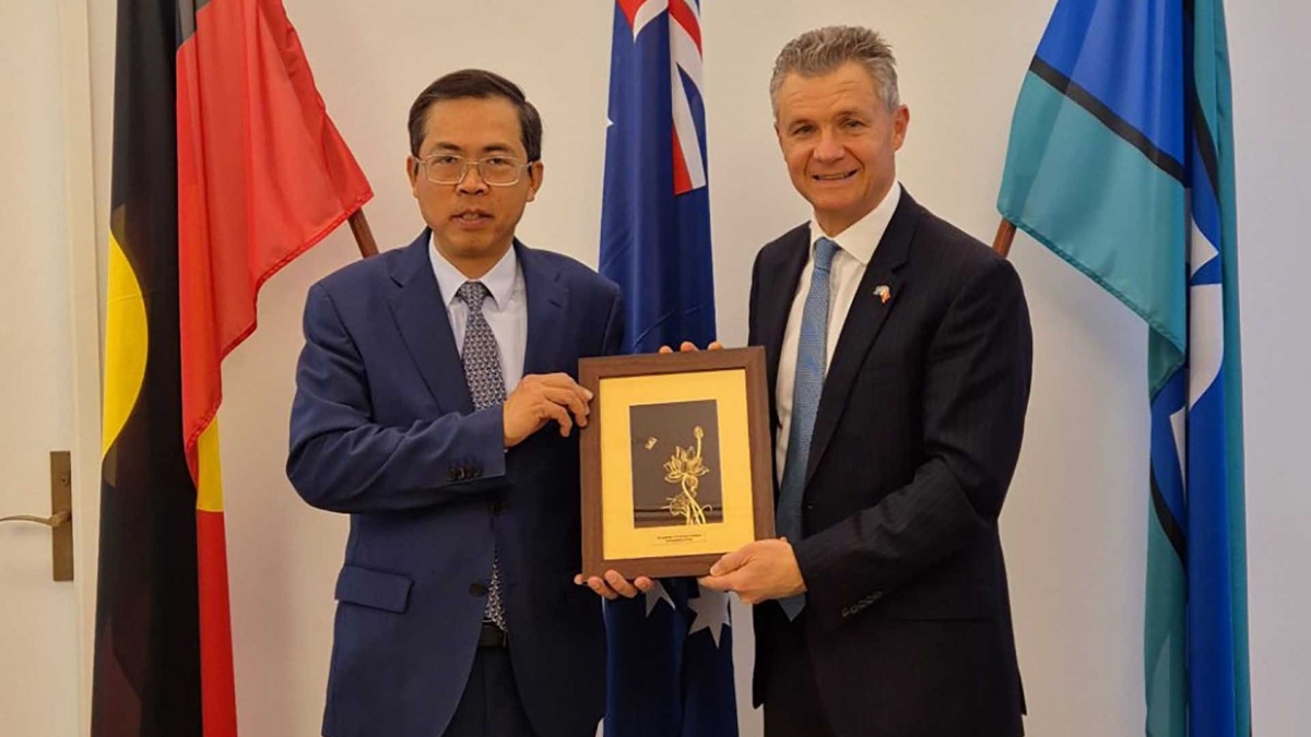 Đại sứ Phạm Hùng Tâm gặp Đồng Bộ trưởng Di trú Australia Matt ...
