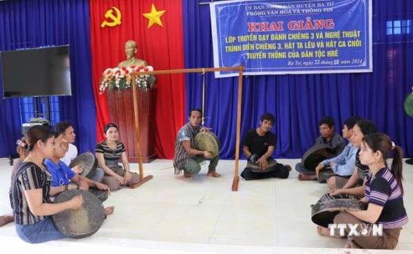 Hre ethnic group’s culture passed down to young generations in Quang ...