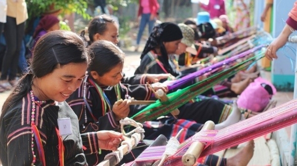 Bahnar people in Kon Tum Province weave brocade craft into cultural ...