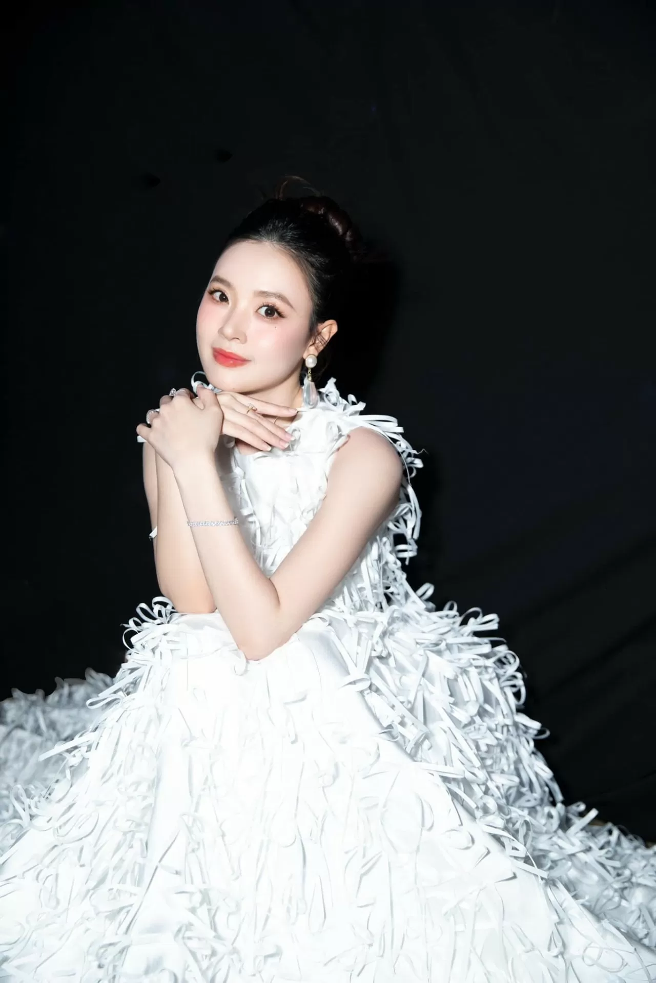 "Tan chảy" trước nhan sắc của diễn viên Midu