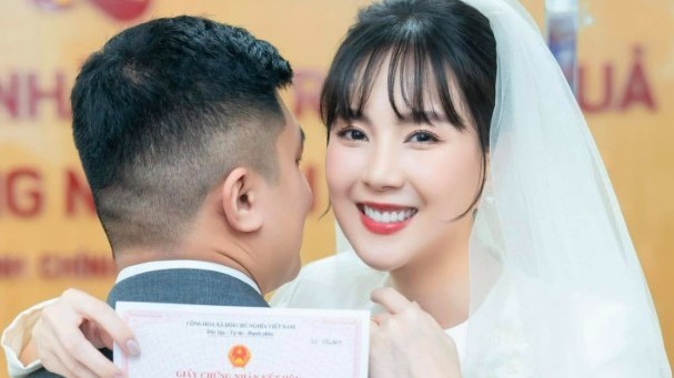 MC Mai Ngọc báo tin vui đầu Năm mới, khoe hình ảnh 10 năm mới có một lần