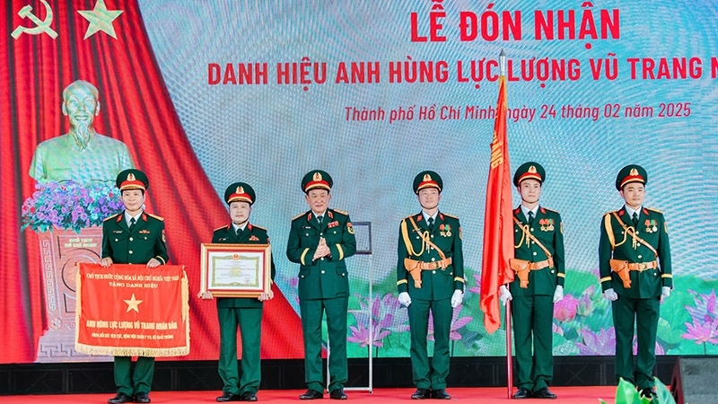 Vững vàng nơi tuyến đầu, Khoa hồi sức tích cực Bệnh viên 175 đón nhận Danh hiệu Anh hùng lần II