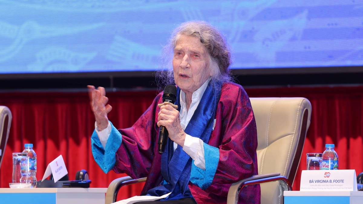 Nhà văn Mỹ Lady Borton: Chồng sách cao ngang vai và đầy ắp những câu ...