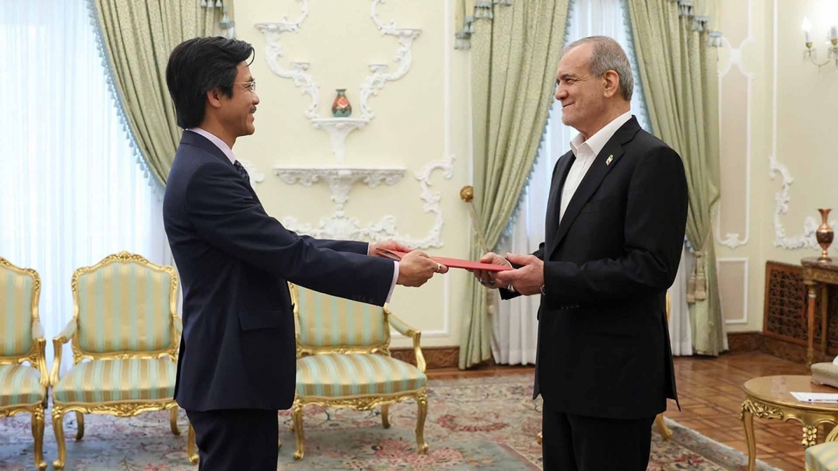 Ambassador Nguyen Luong Ngoc presents Letter of Credence to Iranian ...