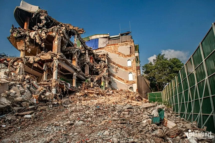 Công việc dỡ toà nhà Hàm cá mập được tiến hành khẩn trương để xây dựng ...