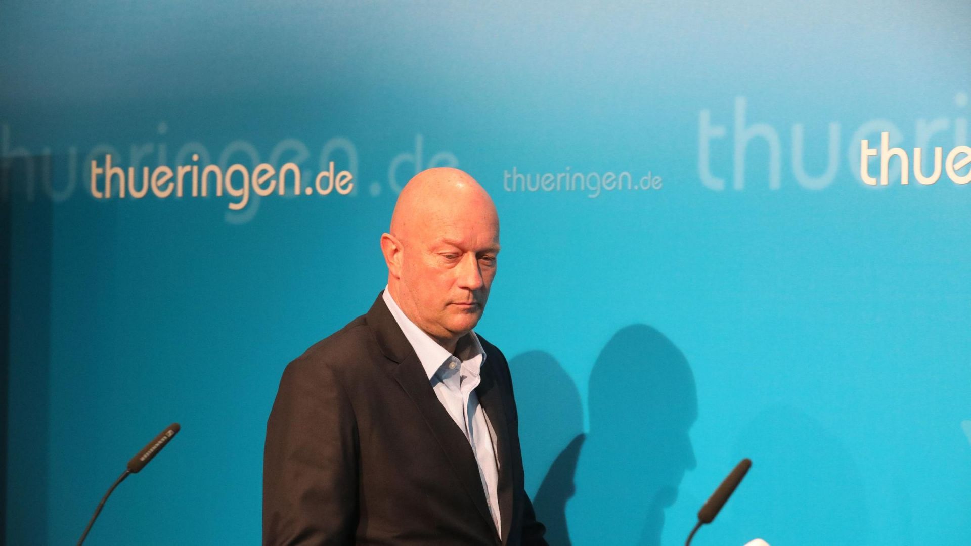 Bầu Thủ hiến bang tại Thüringen và cái bắt tay lay động người Đức