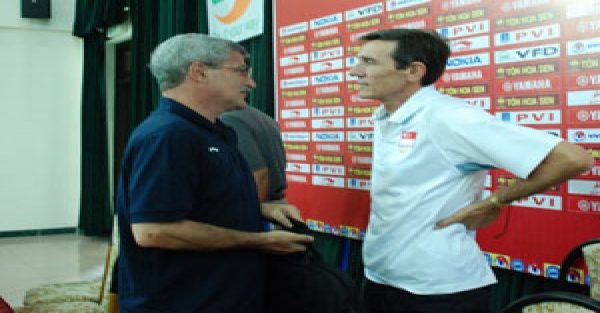 HLV Calisto bật mí đội hình chính gặp Singapore: Vắng bóng quân "Gạch"